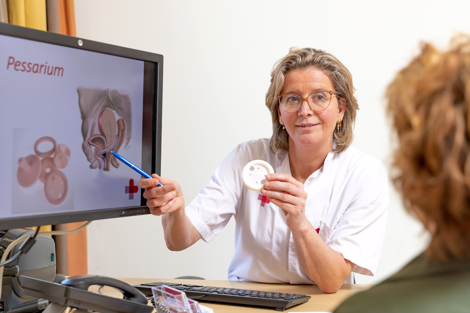 Plaatsen van een ring ter ondersteuning van een verzakking (pessarium ...
